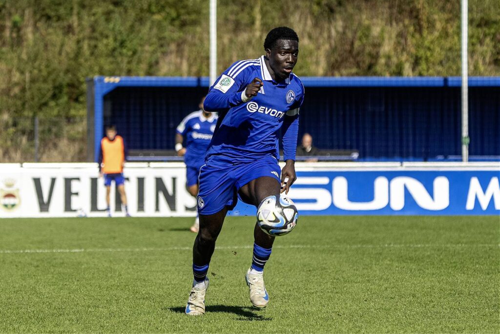 Fix: Schalke verlängert langfristig mit Top-Talent Amoussou-Tchibara