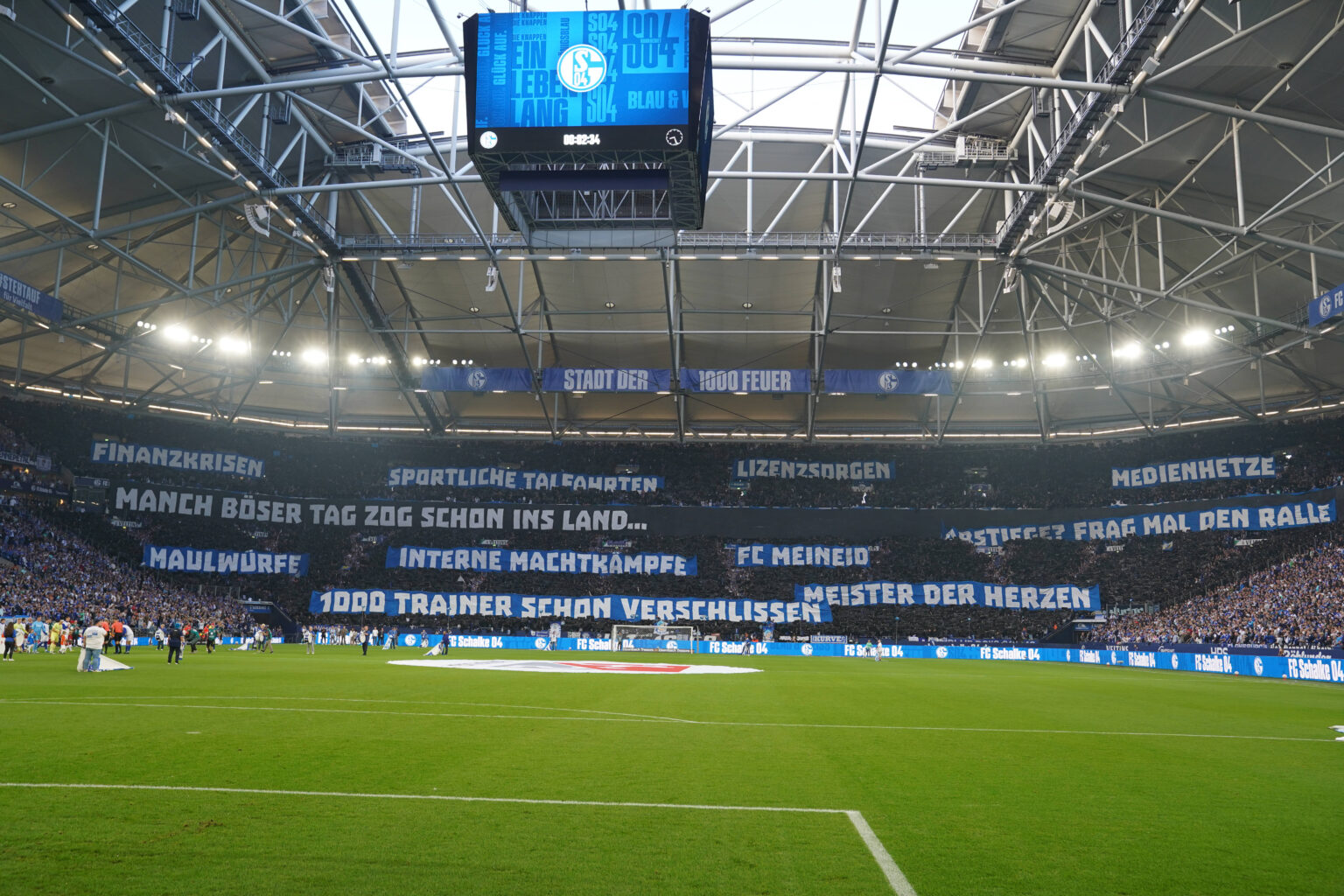 XXL-Choreo: Schalkes Kurve rechnet ab – und schaut nach vorn