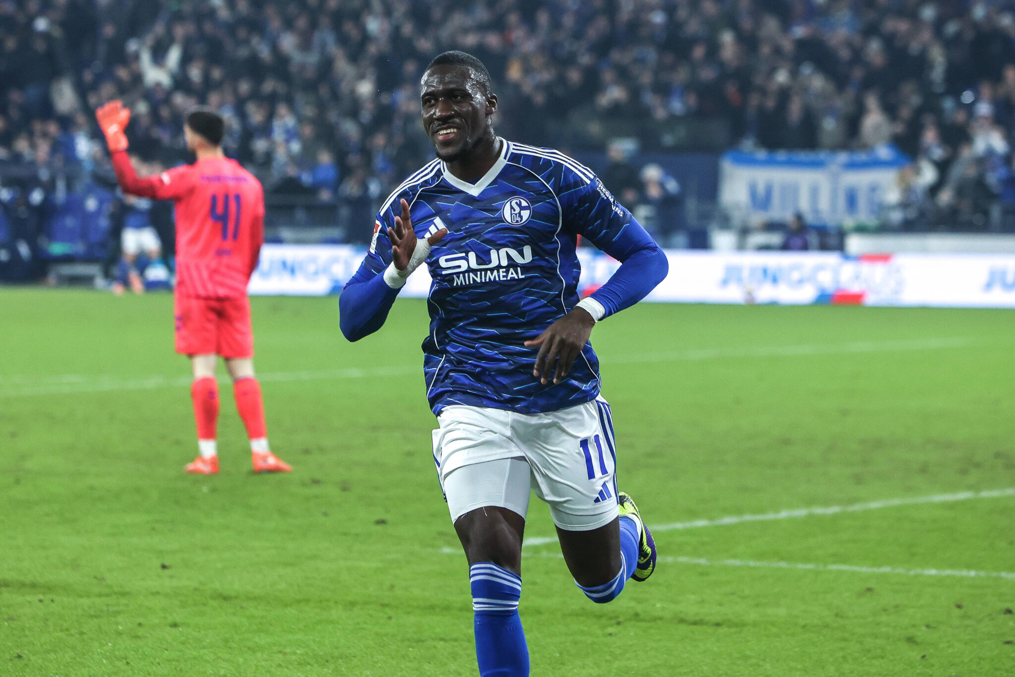 Nach Tabellenführung: Schalke feiert „Fußballgott“ Bryan Lasme