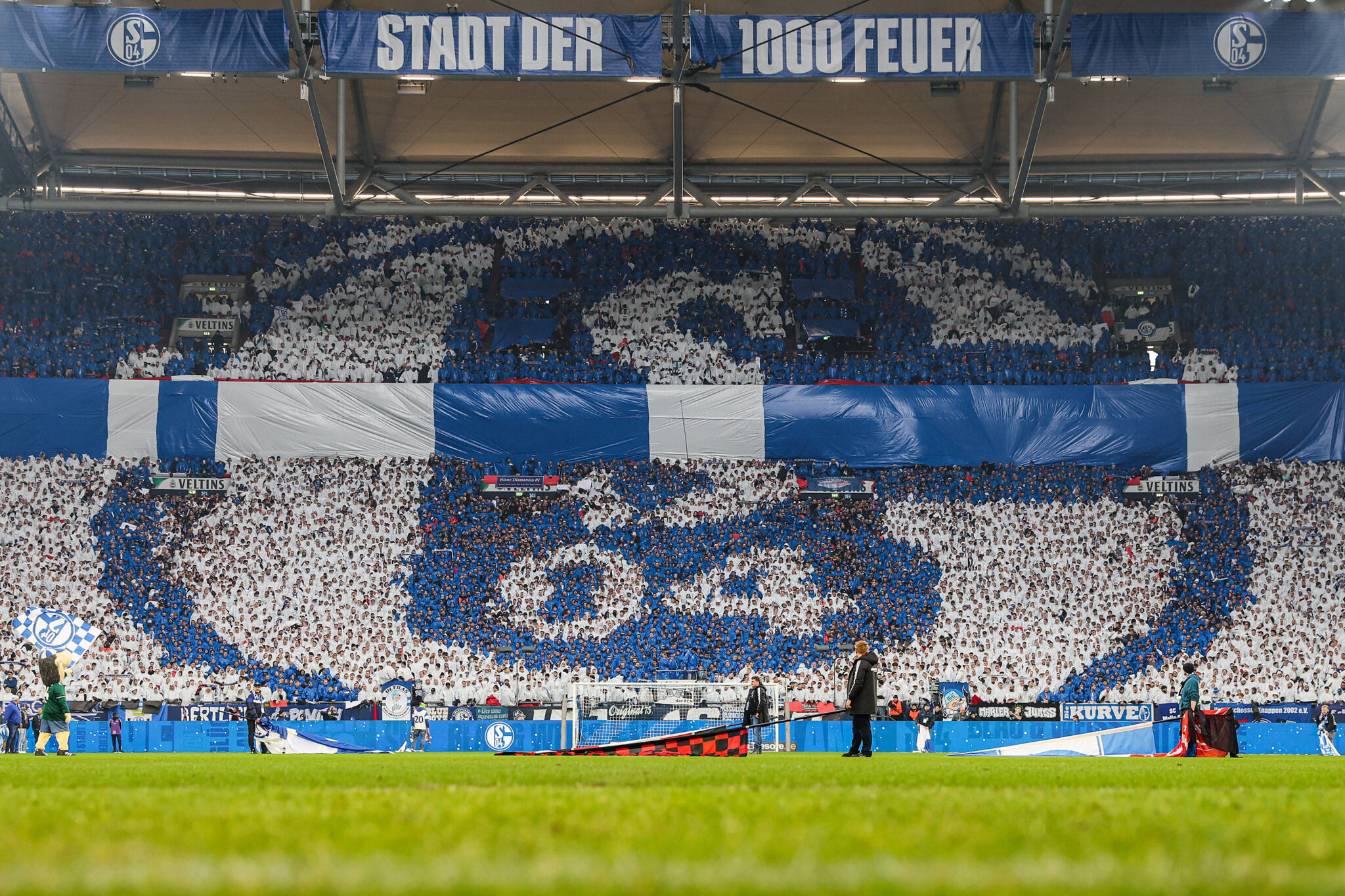 Choreo begeistert Arena: Schalke-Fans ehren den 1. FC Nürnberg